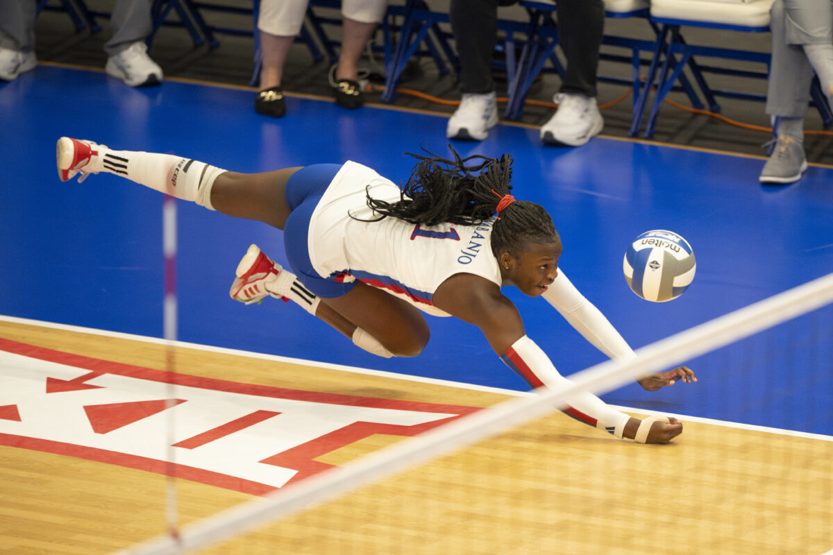 Kansas holds on in final two sets to sweep Colgate in first round of ...